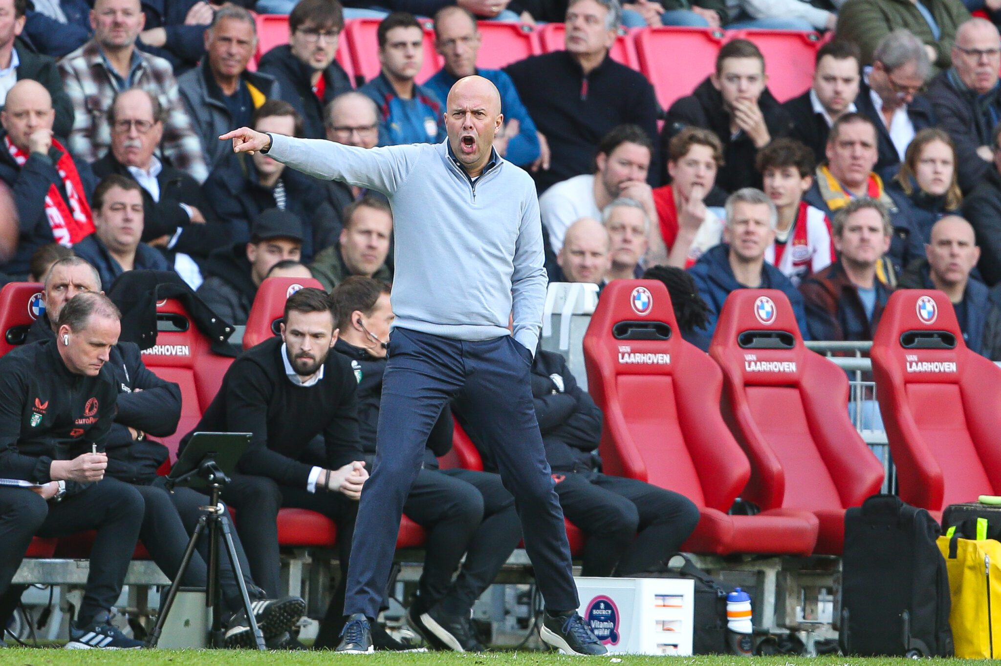 Druk op Arne Slot neemt toe: Liverpool-fans nemen trainer onder vuur na ...