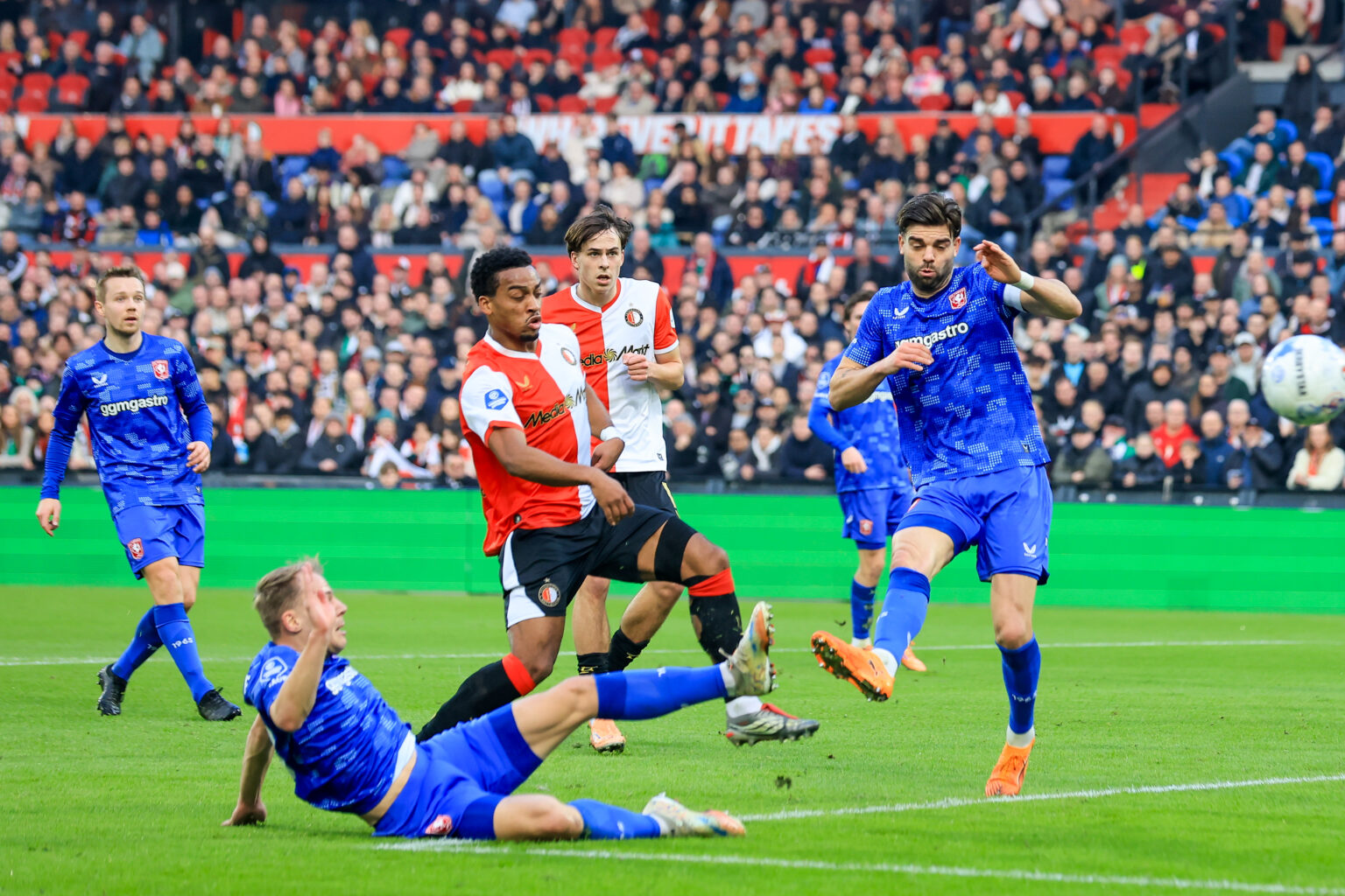 Feyenoord knokt met tien man naar punt tegen FC Twente